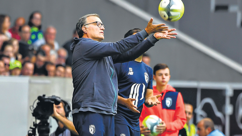 El Loco recibe sus primeros elogios | Marcelo Bielsa debutó con éxito ...