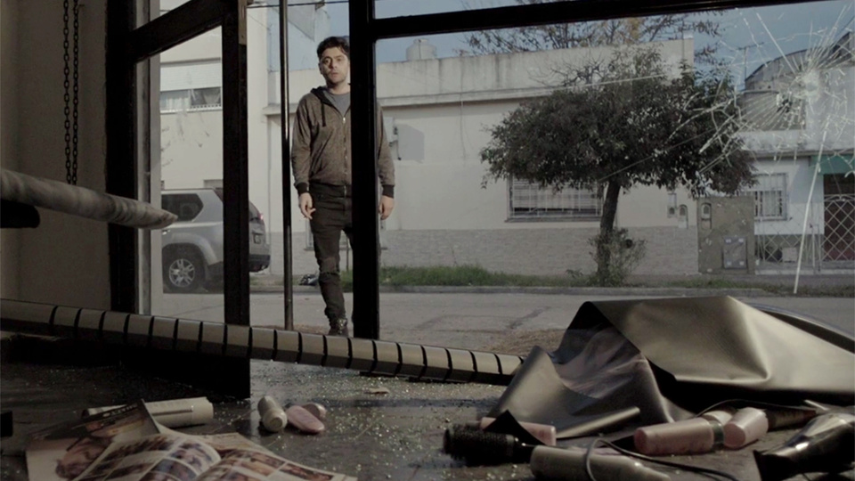 Agobio barrial y la cerrazón de una familia | Se estrenó Lobos, el cine ...