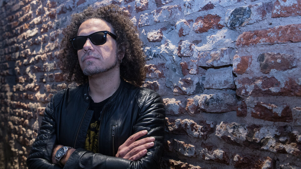 El arte como forma de participación | Calcu Hernández empuña rock ...