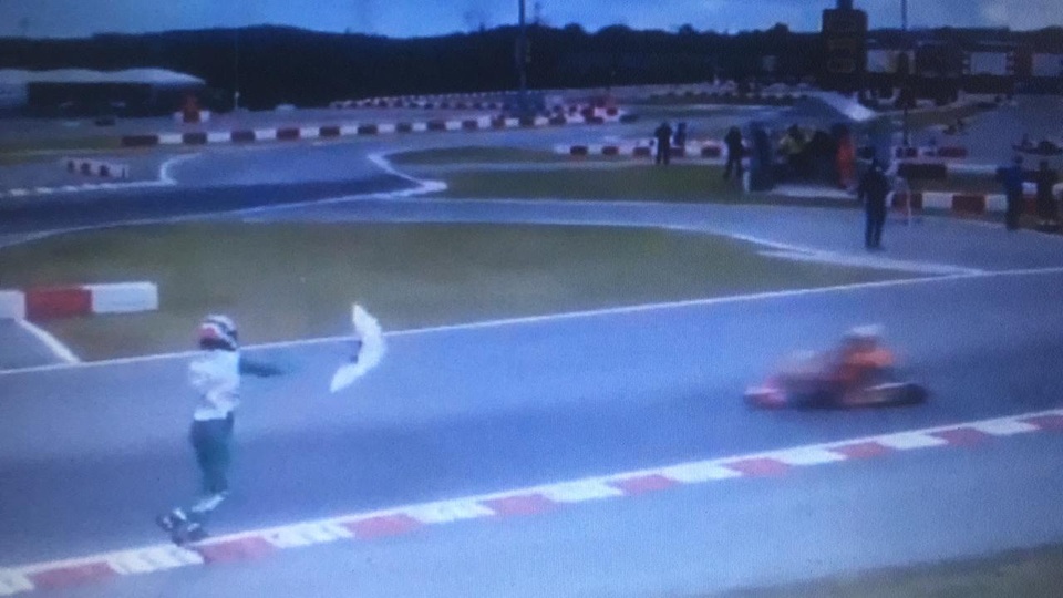 Insólito: le tiró un pedazo de karting en plena carrera y después le ...