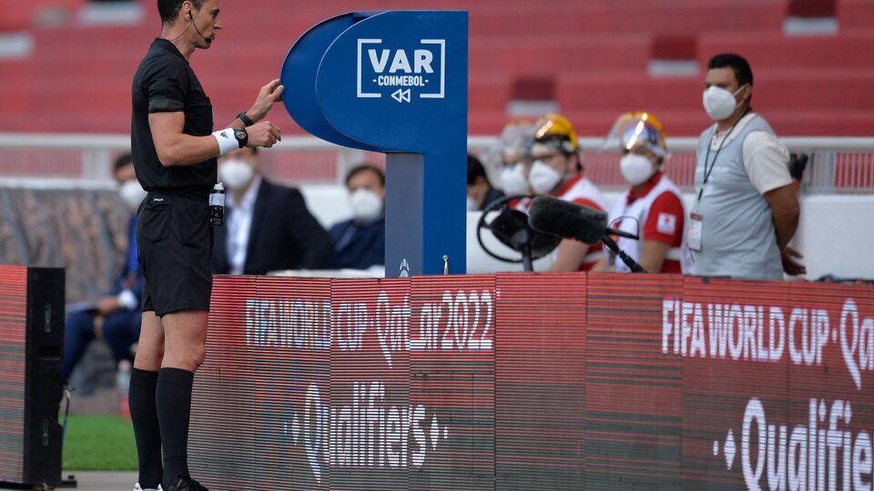 El VAR debutó haciendo tiempo y con mucha polémica | El sistema ...