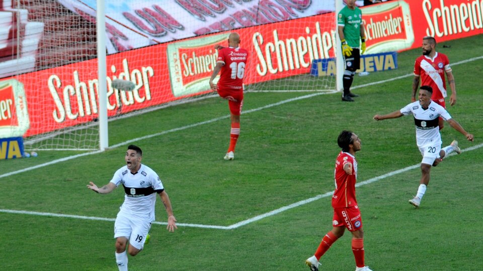 Platense festejó doble el regreso a Primera | El Calamar le ganó el ...