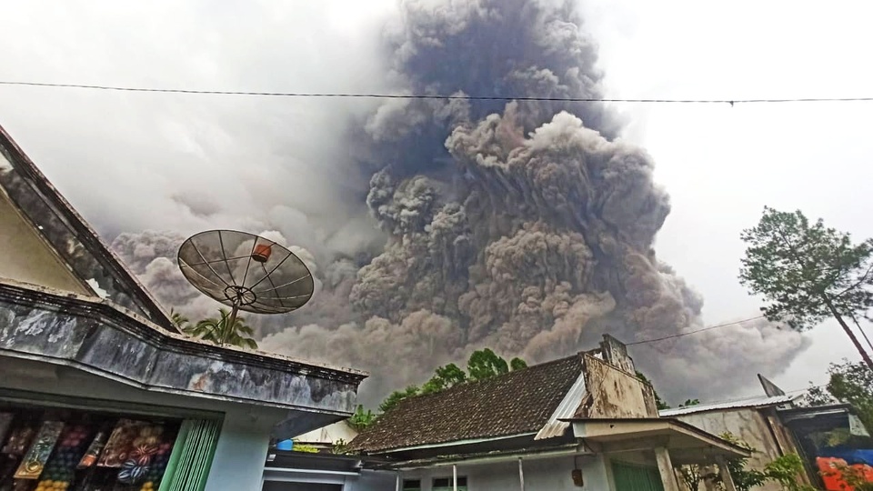 Volcán Semerú: las impactantes imágenes de la erupción en la Isla de ...
