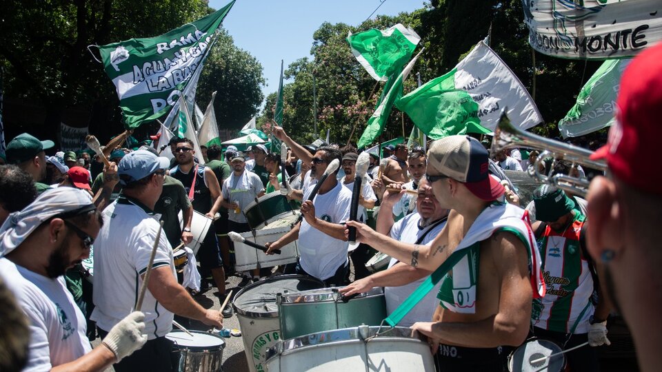 Protesta de Camioneros frente a la Embajada de Chile | "No vamos a ...