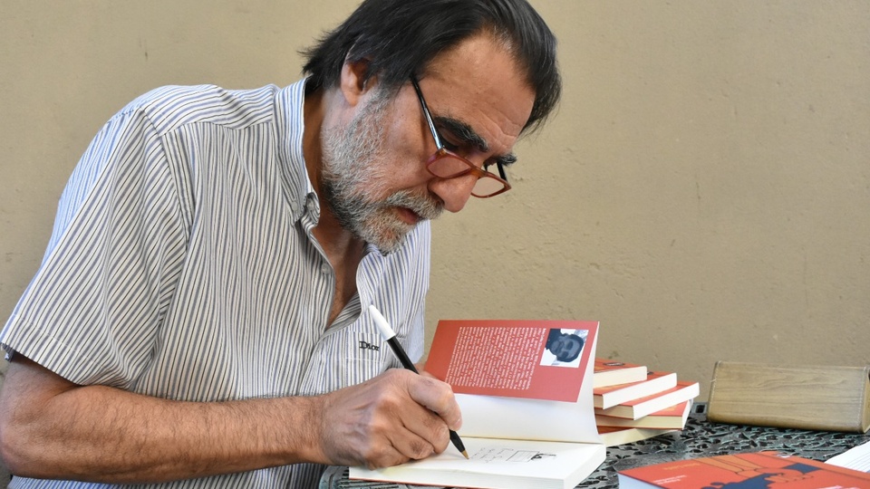 Oche Califa: "Este libro es un pedazo de mundo" | Acaba de lanzar ...