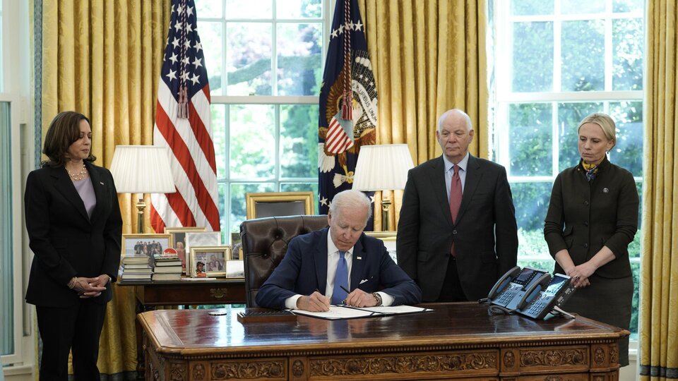 Conflicto Rusia Ucrania Joe Biden Firmó Una Ley Para Acelerar El Envío