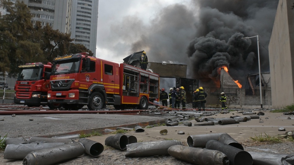 Impactante incendio en Dock Sud | El predio está ocupado por varias ...