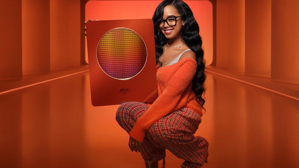 H.E.R.: todo sobre la cantante que tocará con Coldplay en Argentina ...