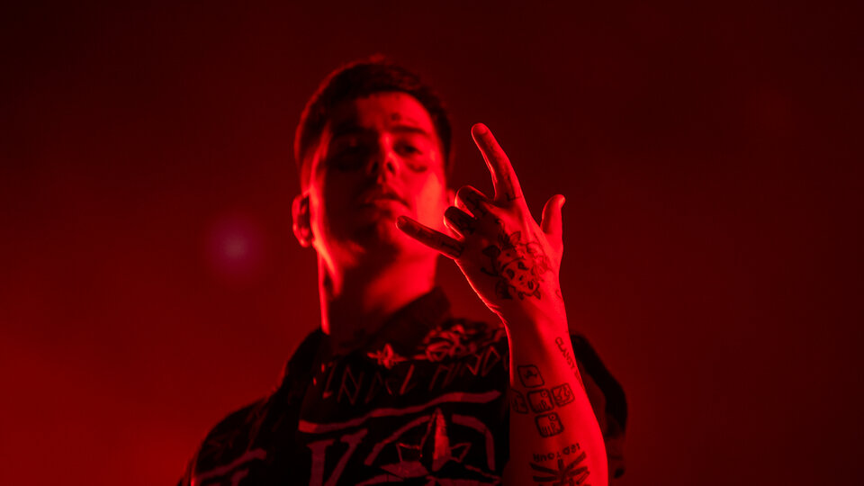 ¿Es trap? ¿Es rap? ¿Es reggaetón? ¿Es rock? Es Duki en Vélez, y está ...