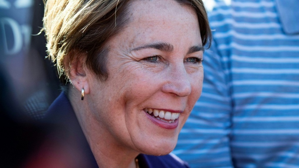 La demócrata Maura Healey se convirtió en la primera gobernadora ...