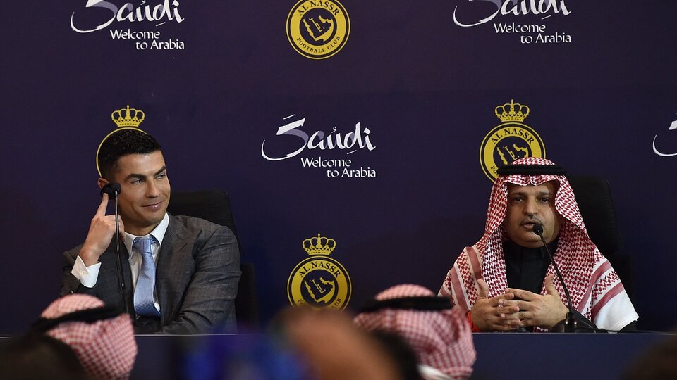 Hala Ronaldo Cristiano Fue Presentado En El Al Nassr De Arabia