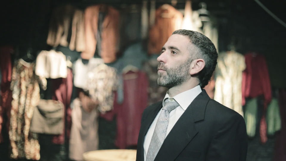 "El manchado" dialoga con un mundo kafkiano | La obra de Ariel ...