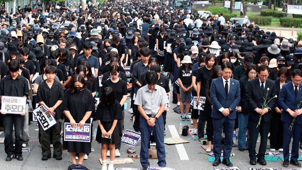 Il suicidio degli insegnanti in un mondo di bullismo Proteste diffuse ... Il suicidio degli insegnanti in un mondo di bullismo Proteste diffuse ...