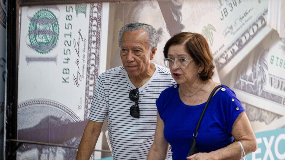 La Bolsa de Buenos Aires festejó el triunfo de Milei | Acciones y bonos subieron porcentajes ...