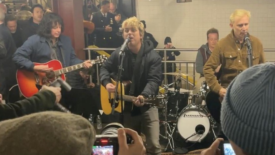 Green Day tocó con Jimmy Fallon en el subte de Nueva York antes del ...