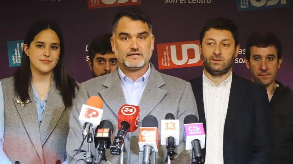 El presidente de la UDI debió renunciar tras defender a su padre ...