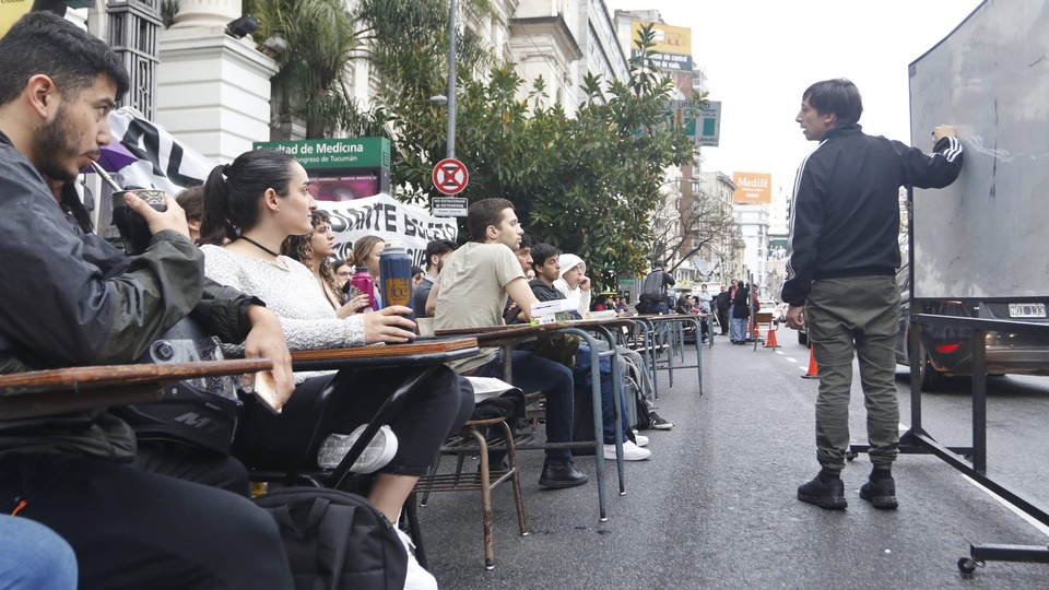 La mecha estudiantil prendida contra el ajuste | Tomas, asambleas ...