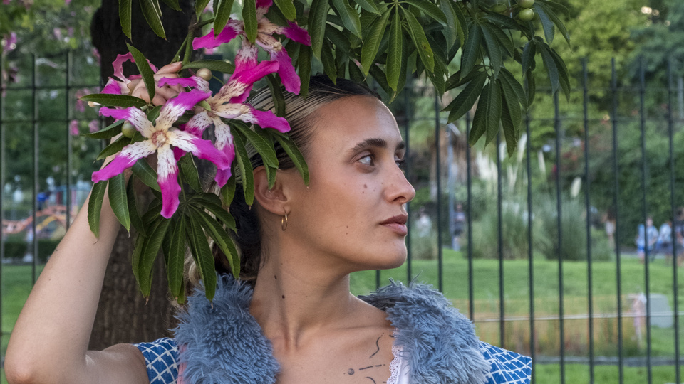 "Pop, folklore y demencia", la alquimia de La Valenti | La capitana, su ...