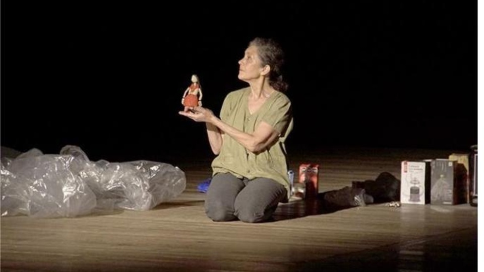 "Estoy acá", con Cecilia Piazza | TEATRO DE OBJETOS | Página|12