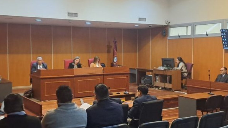 Alegatos en el juicio a tres policías por la muerte de un hombre ...