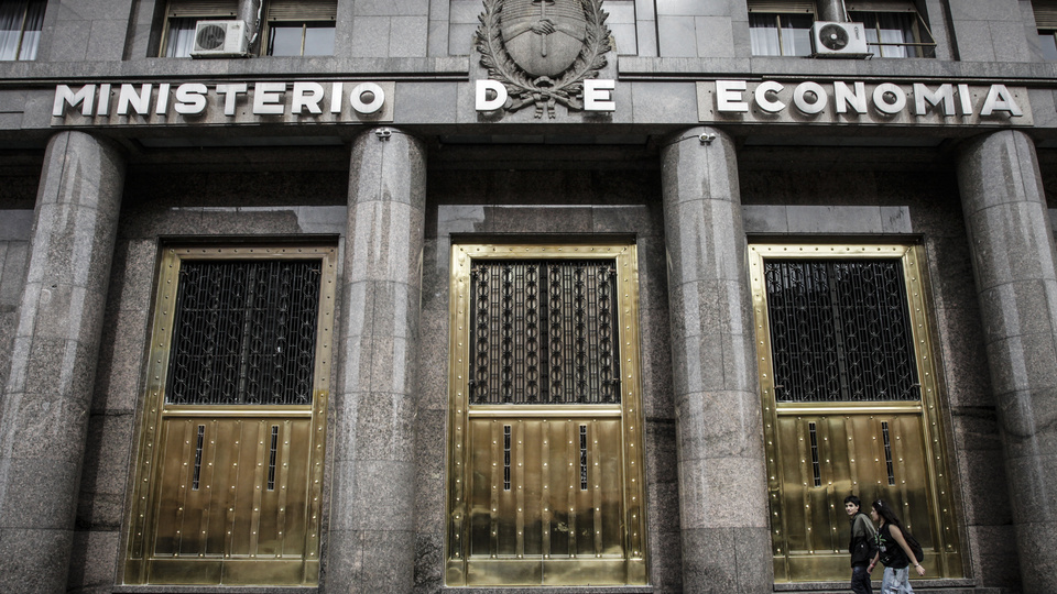 Un modelo económico insostenible | Ajuste, sufrimiento social y déficit ...