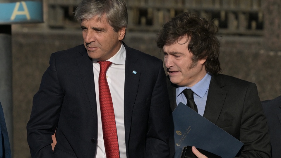 Caputo culpó a los bancos por la suba del dólar | Lefis, Lecaps y "tasa ...