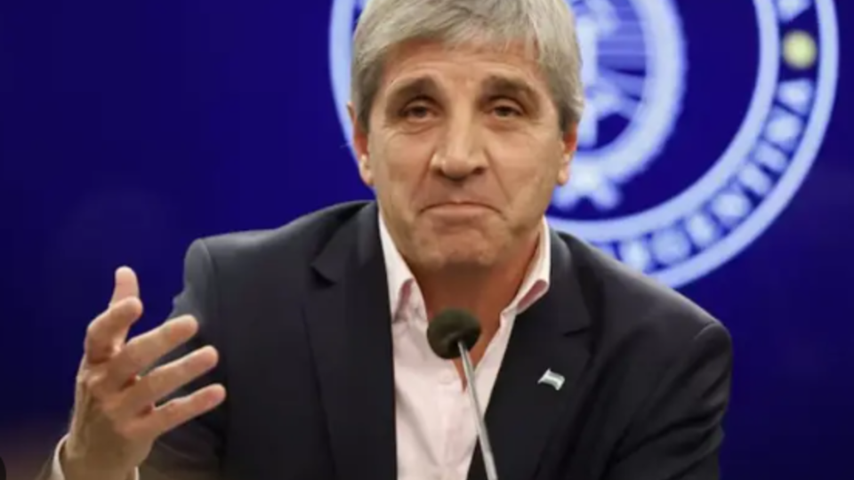 Las excusas de Caputo ante el salto del dólar | El oficial cerró encima ...