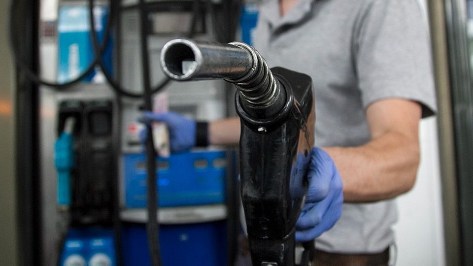 Desde hoy YPF duplica su descuento para cargar nafta a la madrugada ...