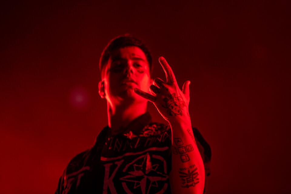 ¿Es trap? ¿Es rap? ¿Es reggaetón? ¿Es rock? Es Duki en Vélez, y está ...